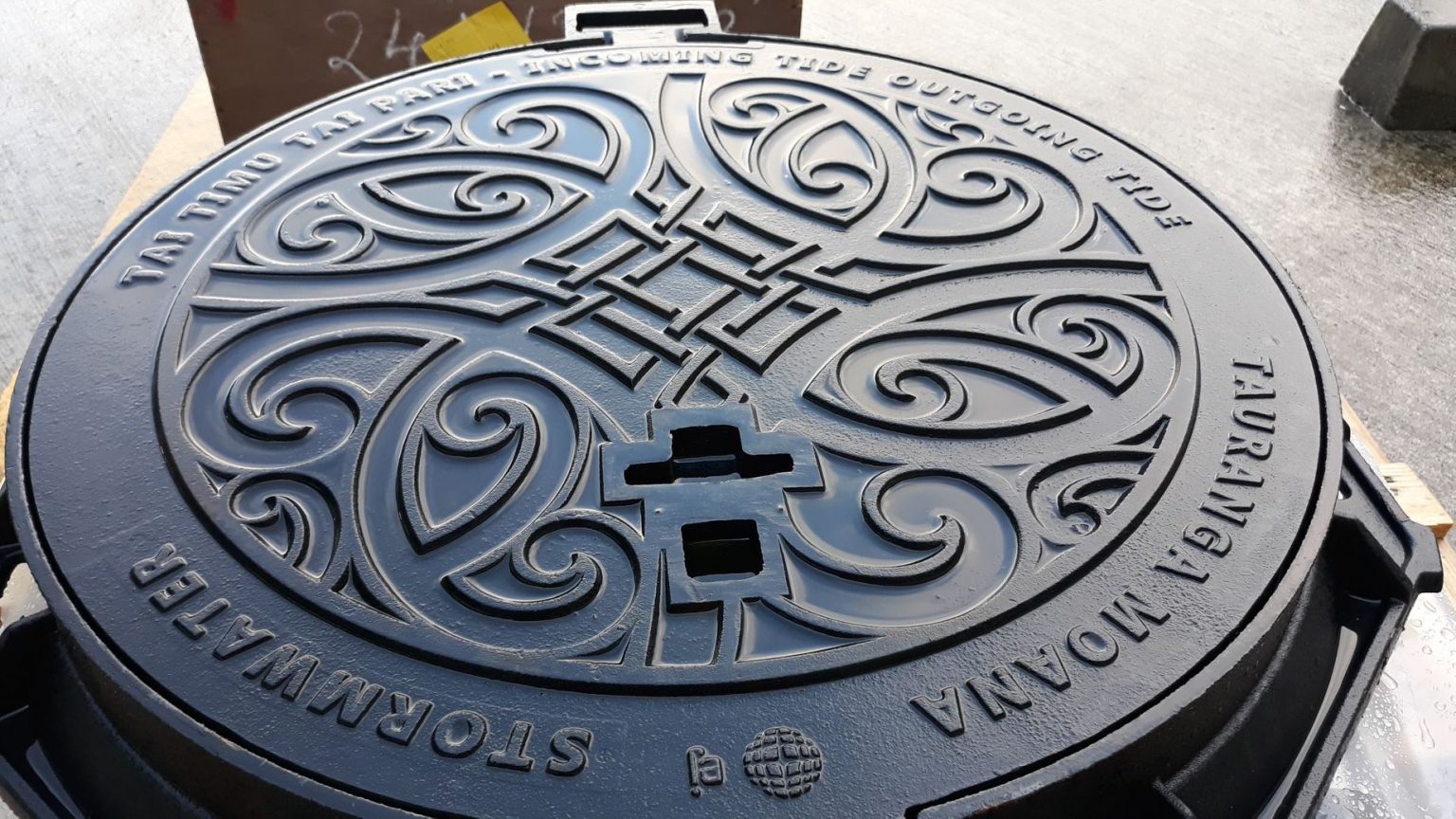 Maestro 600mm Hinged Cover and Frame - Hynds Pipe Systems Ltd.